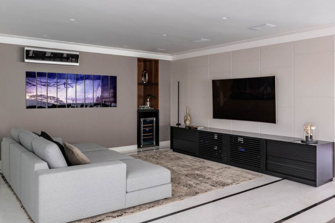 Rack para sala grande: 55 modelos para preencher o seu espaço