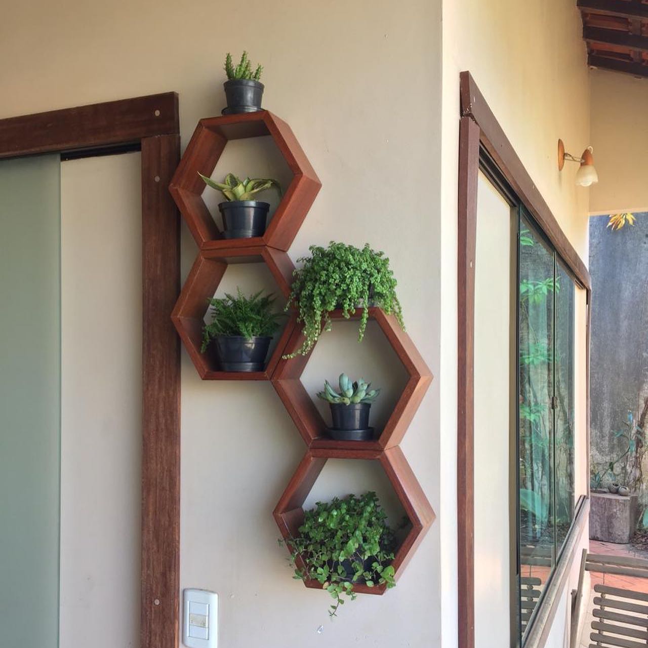 Nicho hexagonal: 30 modelos para uma decoração geométrica