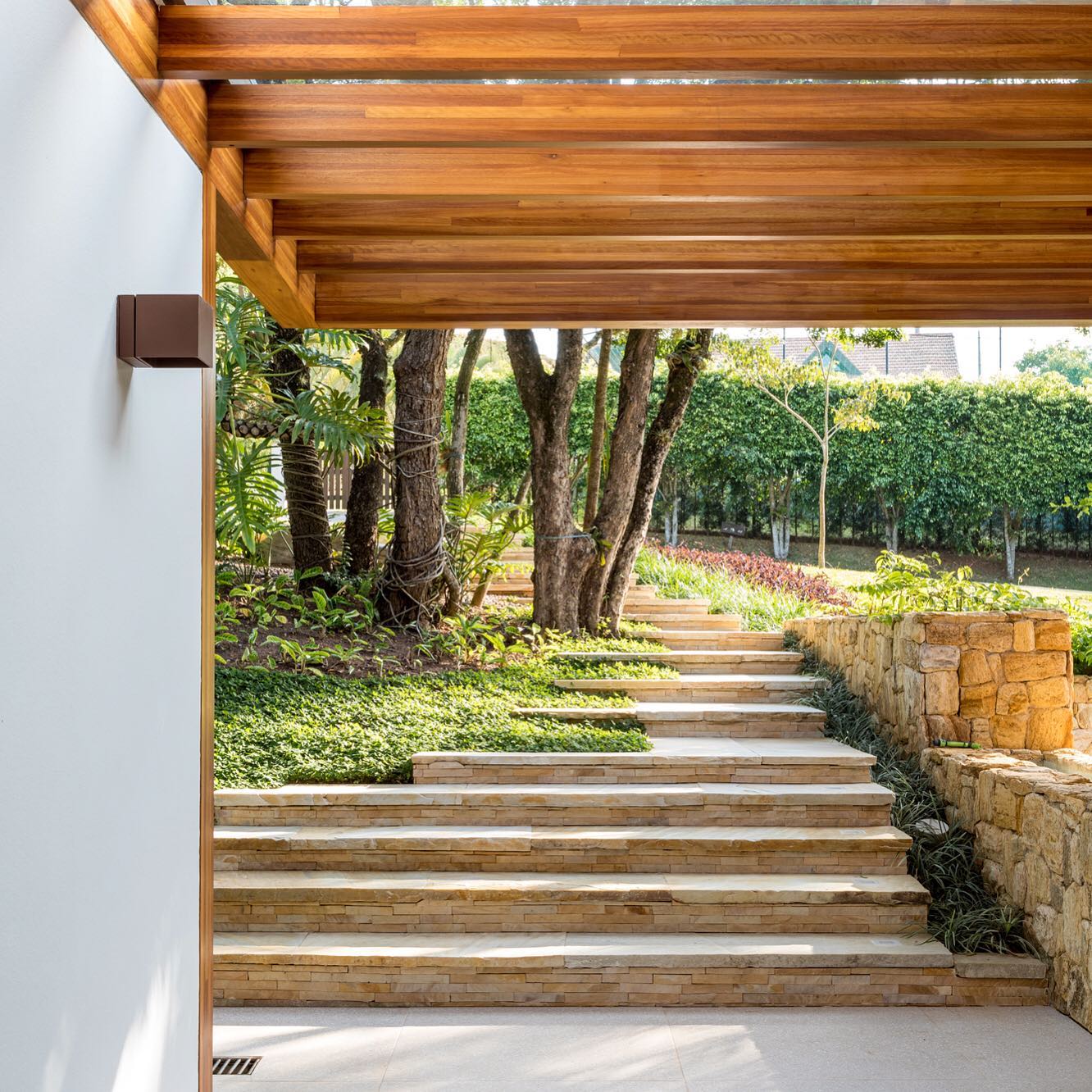 Escada externa: dicas e 60 fotos para elaborar o seu projeto