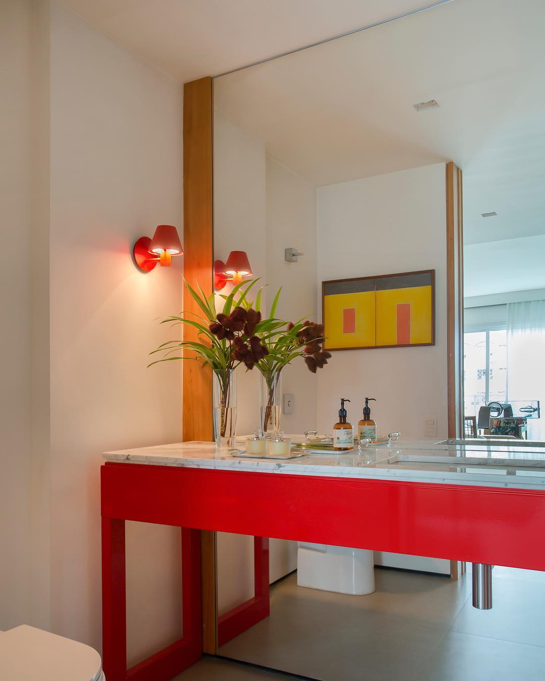 Cores que combinam com vermelho: dicas para sua decoração