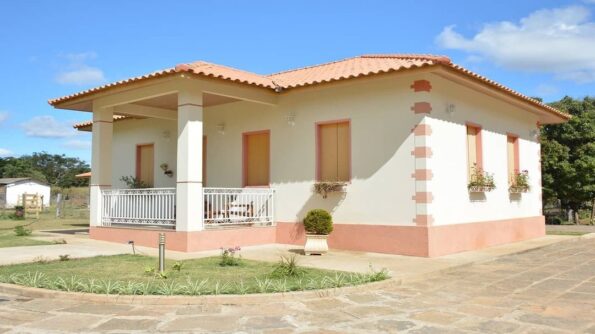35 projetos de fachadas de casas simples com varanda