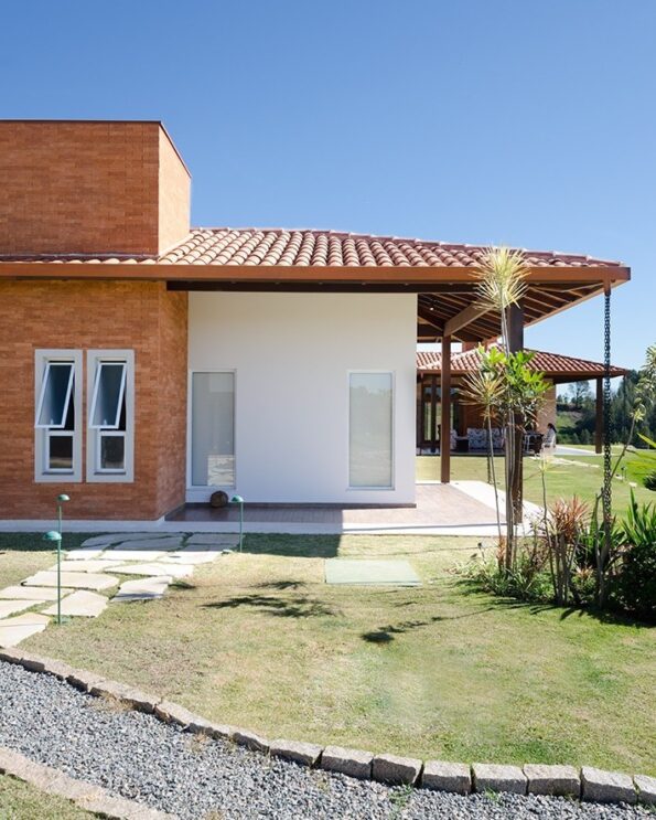35 projetos de fachadas de casas simples com varanda