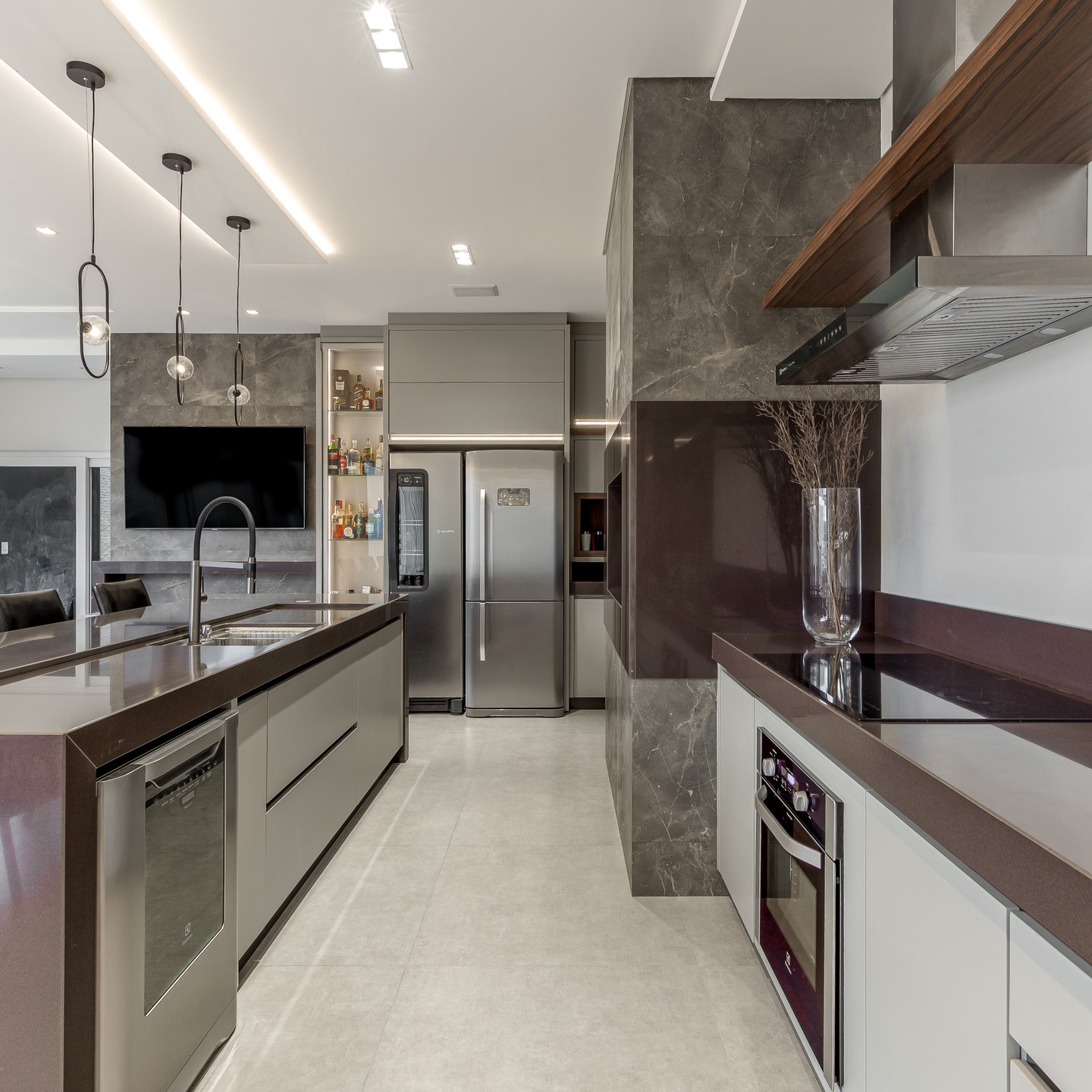 Cozinha planejada com bancada: dicas profissionais e 80 projetos