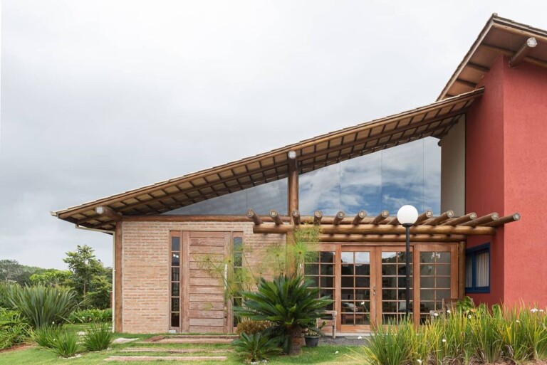 Telhado colonial: o que é, preço e 20 projetos