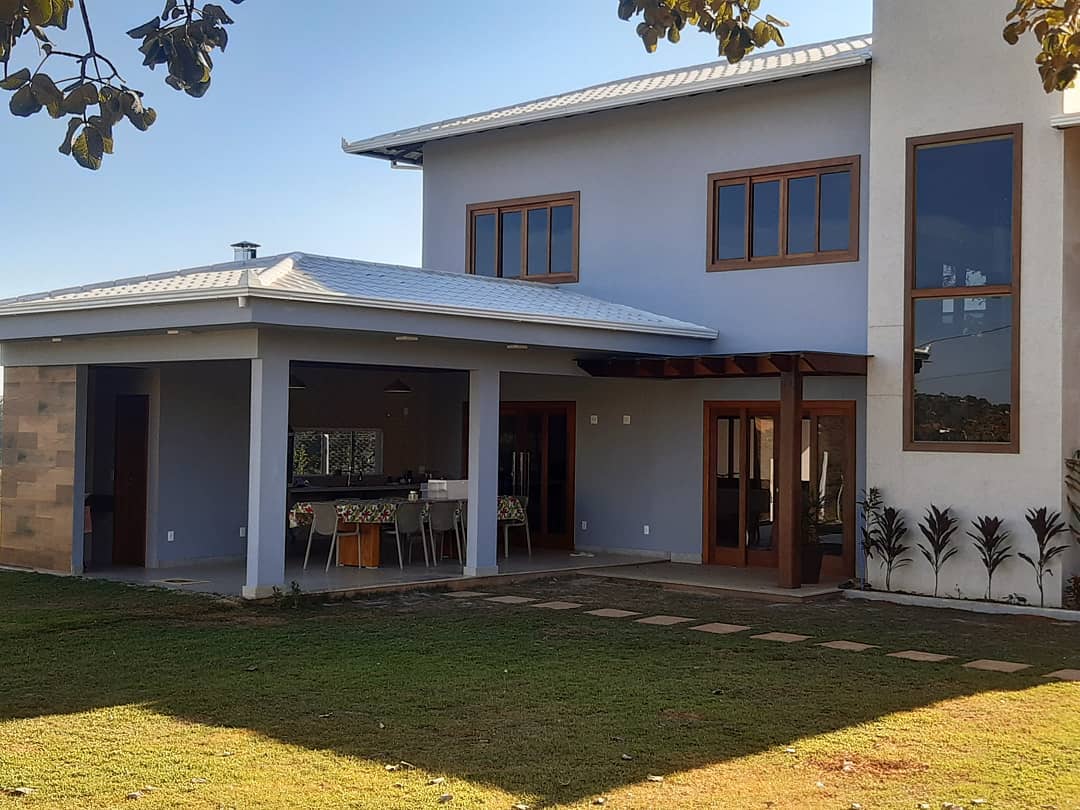 Telhado colonial: o que é, preço e 20 projetos