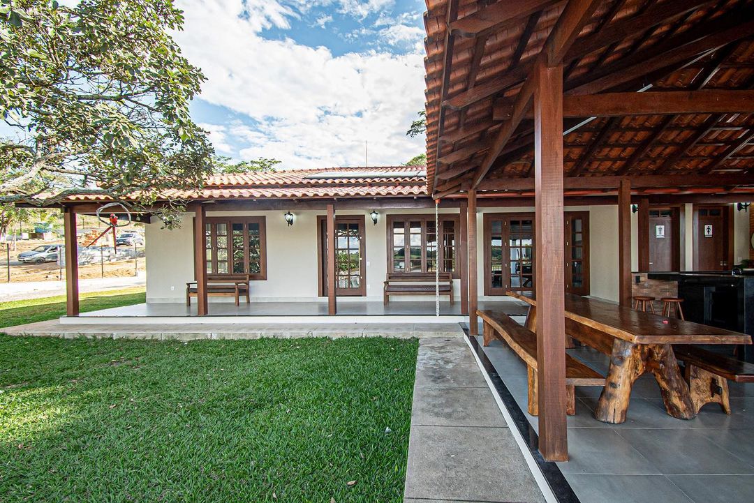 Telhado colonial: o que é, preço e 20 projetos